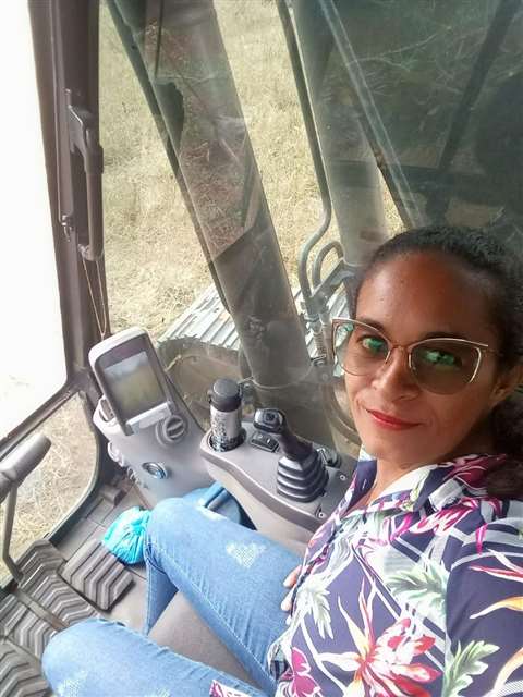 Mujeres en el mercado de maquinaria: historias personales que impulsan cambios