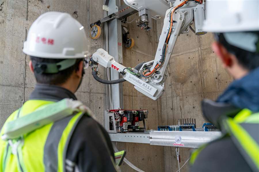 Robot autotrepador acelera las obras de la Torre Shaw en Singapur